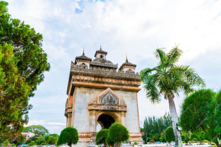 Patuxay Monument: Vientiane Arch of Triumph - Laos Tours